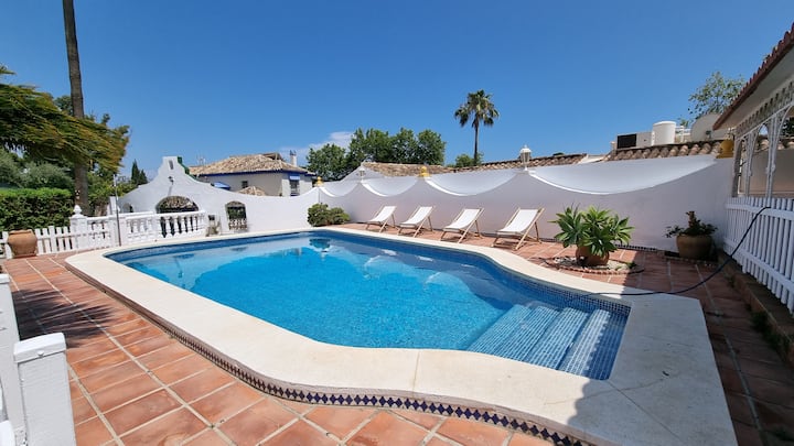 Enorme Villa Estilo Andaluz Con Piscina Y Barbacoa - Torremolinos