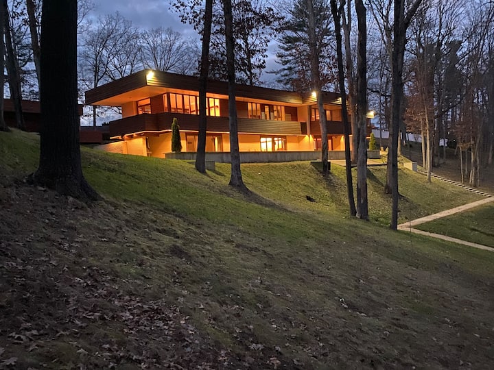 2 Can Sleep Tight Like Frank Lloyd Wright - Beckley, WV