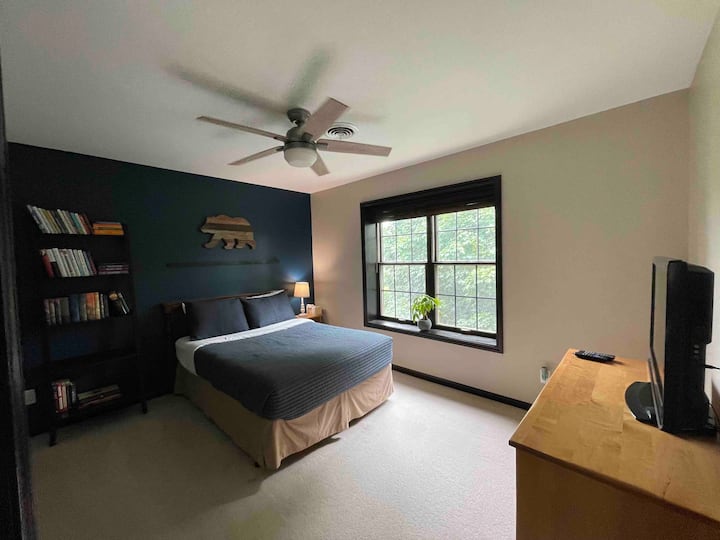 Two Modern Upstairs Bedrooms - Champaign, IL