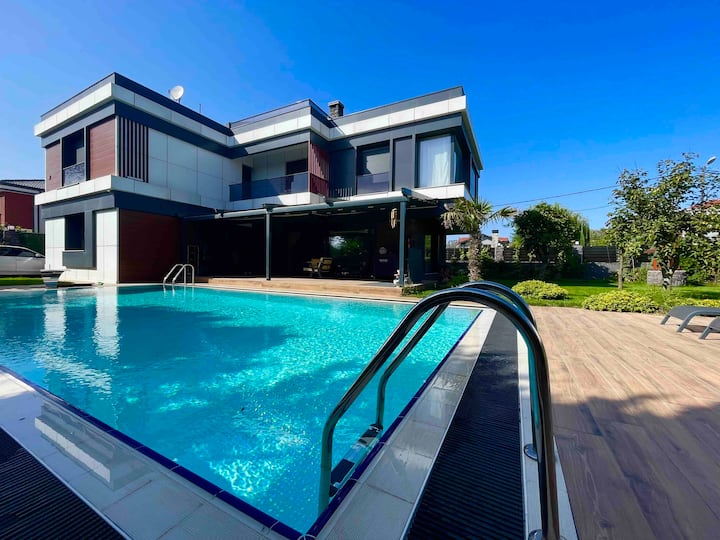 Havuz Olanağı Sunan Ultra Geniş Ultra Lüks Villa - Şile