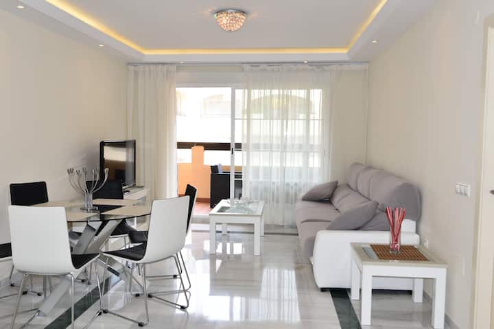 Elviria Beach Apartment – 2br, Pool, Parking, Wifi - Marbella