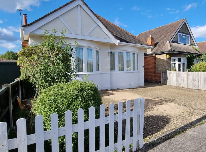 Cosy Bournemouth Bungalow - Wimborne Minster