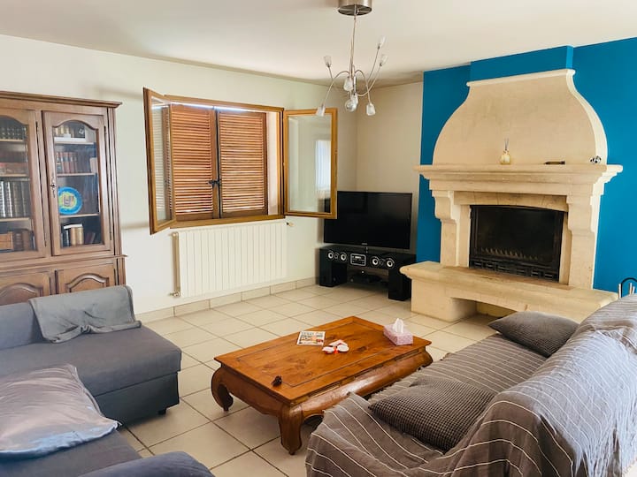 Vaste Villa Atypique Auvergnate Avec Piscine Intér - Châtel-Guyon