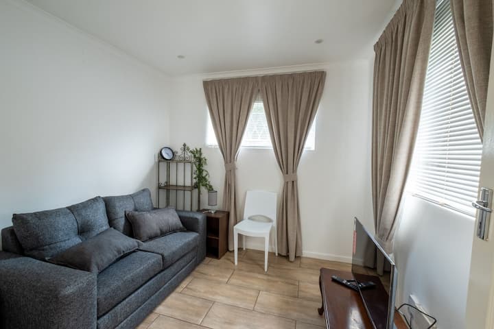 Parktown North: 1 Bedroom 3-pax Lovely Patio Unit - Johannesburg