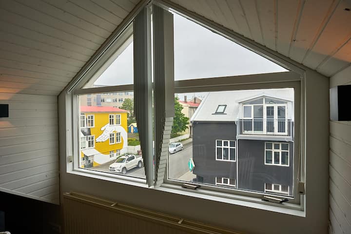 Downtown Top Floor Apartment - Islande