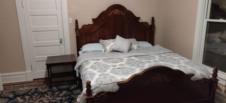 Beautiful Private Main Floor Of Home - Peoria, IL