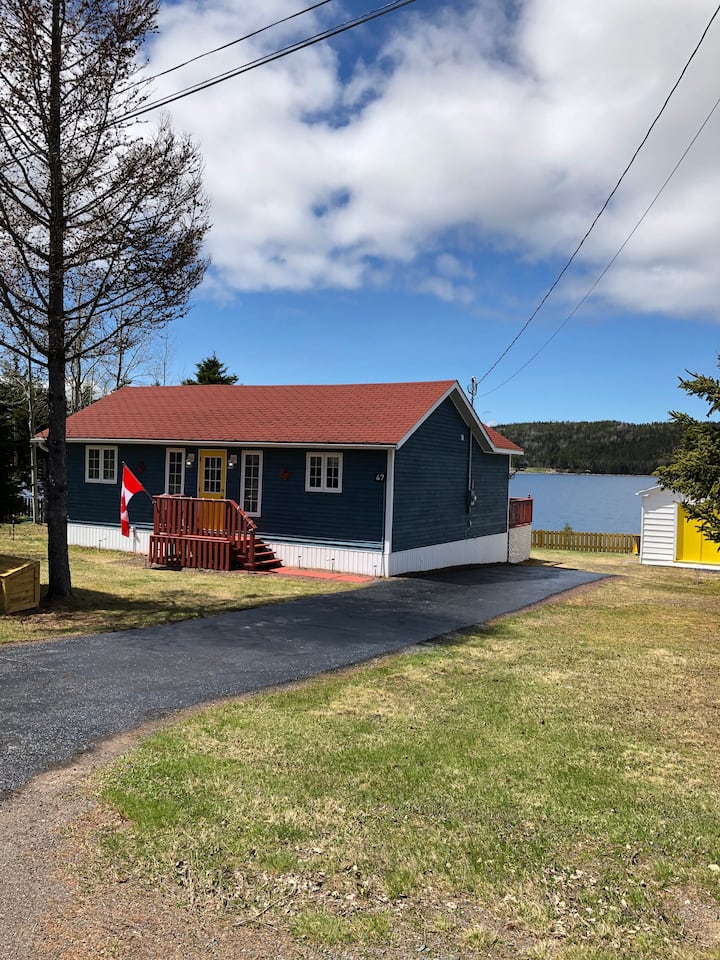Happy As A Lark Cottage Ocean Front  In Loon Bay - Canada