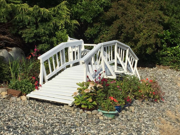 Garden Bridge House - Sechelt