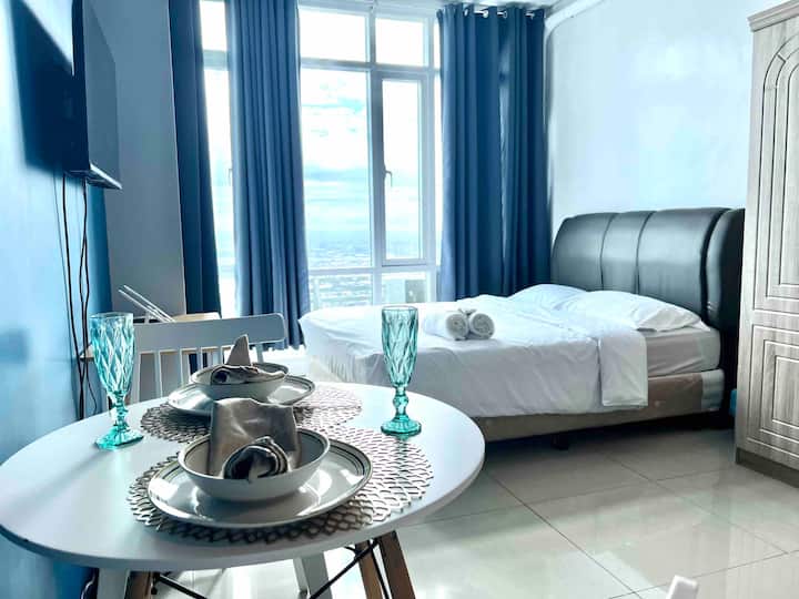 Penthouse W/ Stunning View Parking, Wifi Free Pool - Manila