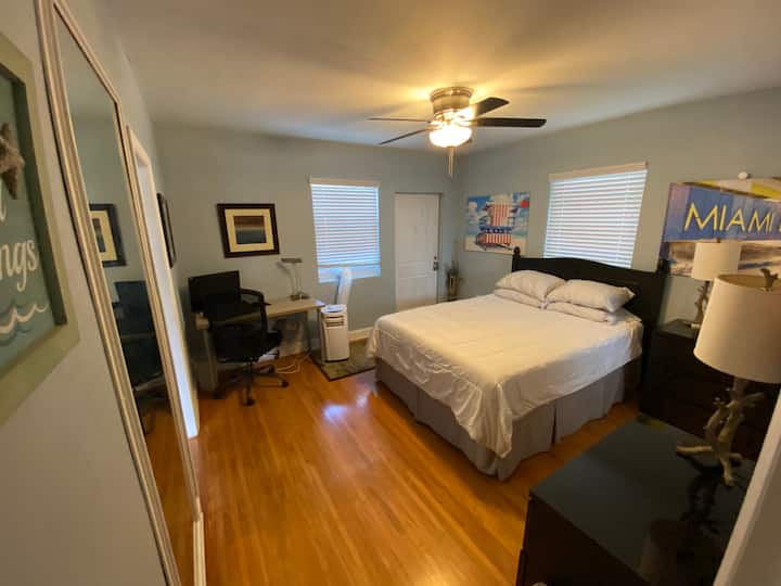 Upscale Unit With Free Parking Centrally Located - Miami, FL