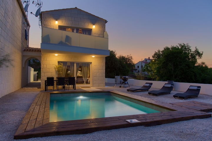 Pax House 1 - Cres