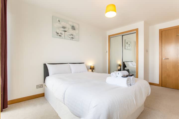 Seaside Escape: Extra Large Room With Locks & View - Edinburgh