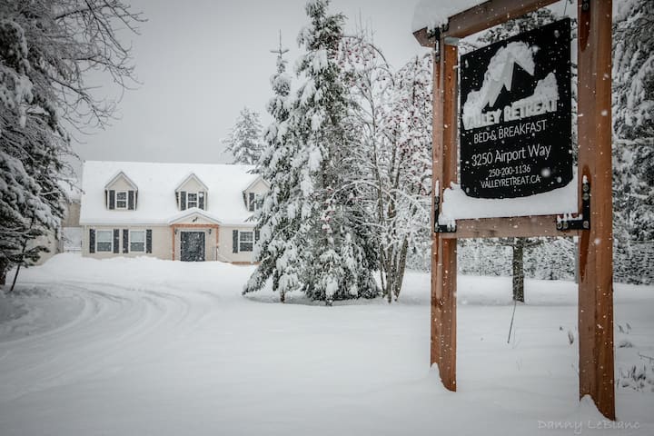 Modern 6 Bed 5.5 Bath Lodge Right Under Revelstoke Mountain Resort - Revelstoke