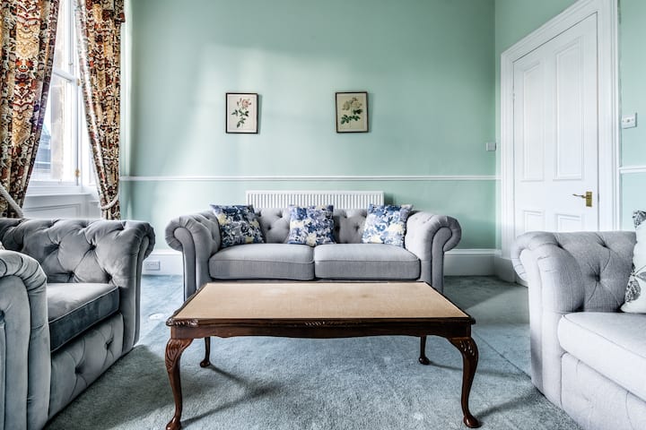 Explore Historic Old Town From An Elegant Apartment - Edinburgh