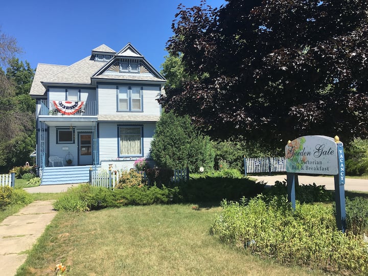 Garden Gate Bed And Breakfast: Vintage Rose Room - Sturgeon Bay, WI