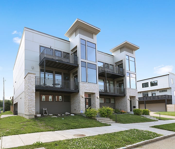 Modern Luxury 3-story New Stl Home - St. Louis, MO