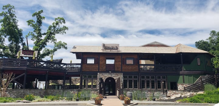 Heritage Hotel Lancaster- Loxley's Treehouse-suite - Lancaster, PA