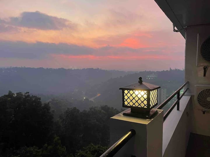 Tagaytay White House With Crosswinds & Taal View - Tagaytay