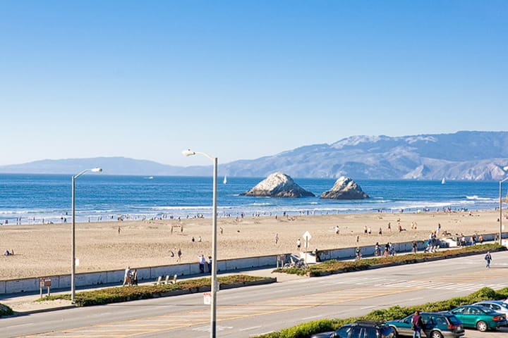 Upscale*contemporary.*oceanfront* Condo - San Francisco, CA