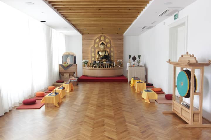 Twin Room W/ Private Bathroom Buddhist Guesthouse - Bratislava