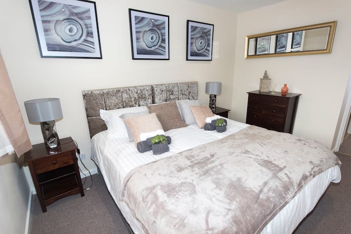 Hawksworth House- 2 Bedroom House, Central Swindon - Swindon