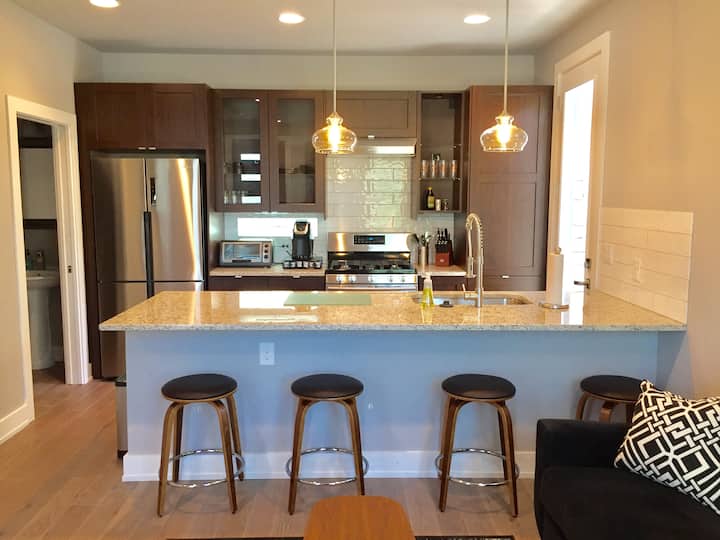 Modern Clean East Austin 2 Bedroom/2.5 Bath Home - Austin, TX