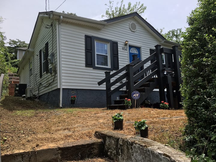 House On A Hill, Large Private Yard, Great View! - Charlottesville, VA