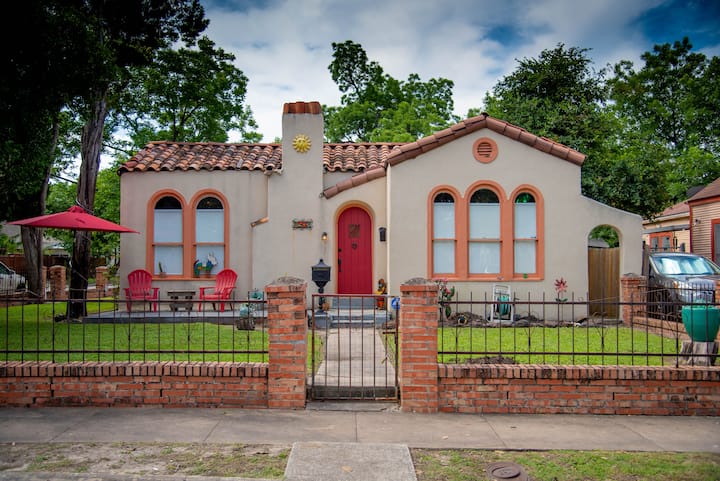 Historic 1927 Spanish Casita Minutes From Dt. - San Antonio, TX