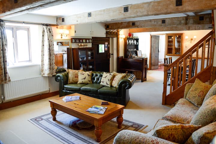 Farmhouse Style Self-catering Cottage In Dorset - Lulworth Cove