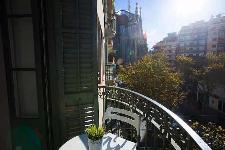 Apartment Overlooking Sagrada Familia With A/c And Wifi - Barcelona