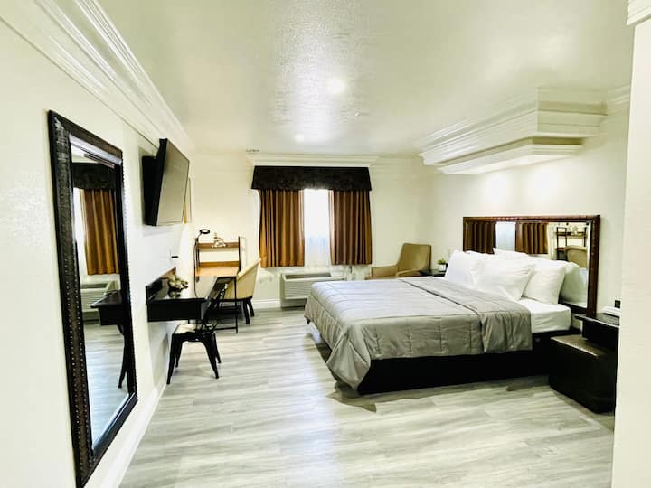 Charming 1 King Bedroom/ Outdoor Pool/ Motel - Santa Ana