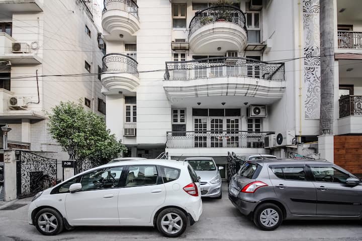 Umr Bungalow With 6 Rooms In Green Park - Delhi
