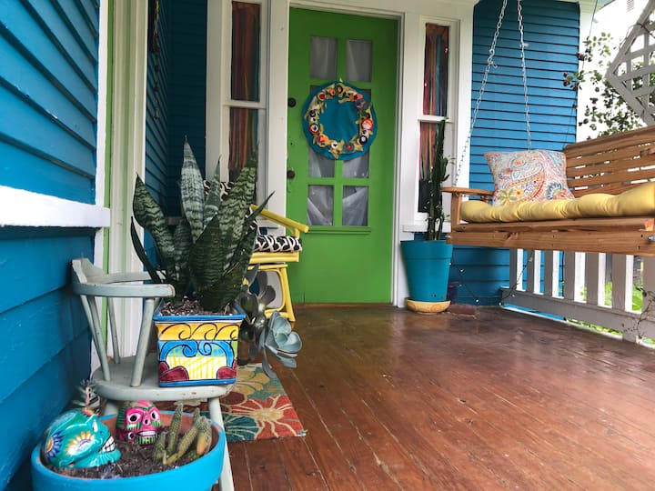 Colorful Downtown Bungalow On Route 66 - Strafford, MO