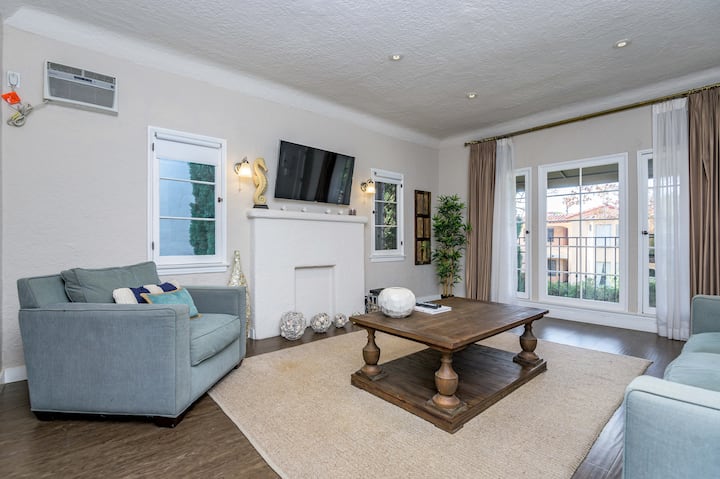 210-4 - Bright 2 Bedroom 1 Bath Apartment +Parking - Beverly Hills