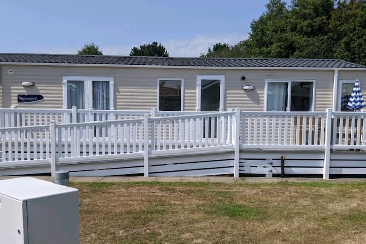 Beautiful 2 Bed Caravan In Shorefeild County Park - Barton on Sea