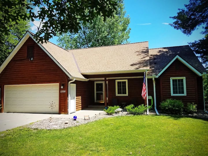 Scrapbooking/vacation Retreat House On The Water, Country Living, 15 Min To Mayo Clinic Rochester, Huge Yard And So Peaceful!! - Pine Island, MN