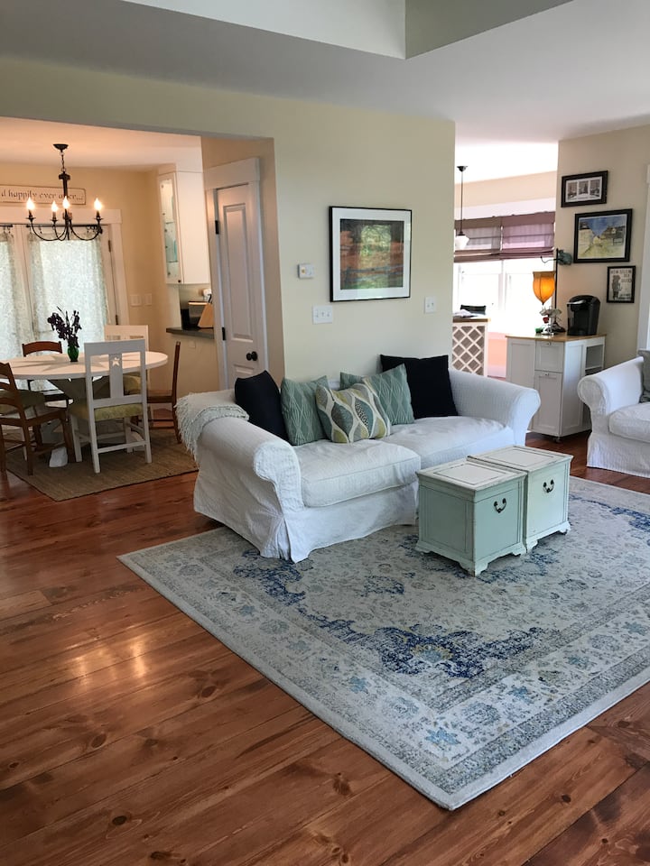 1.5 Miles To Town And Beach! 2br/2ba Sleeps 4. - Martha's Vineyard, MA