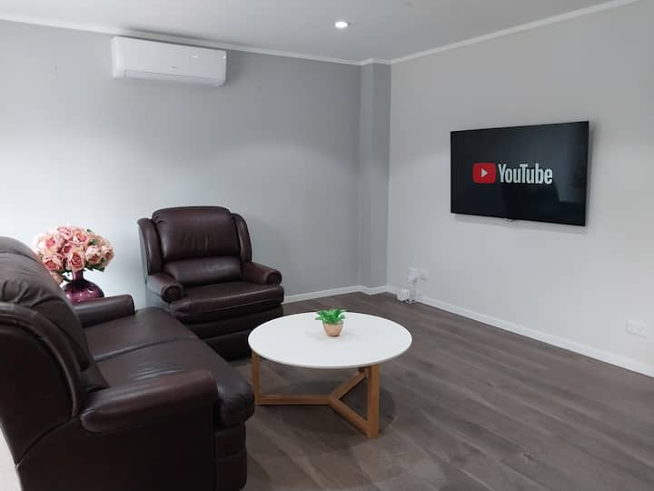 Recently Renovated 2 Bedroom Unit In East Auckland - Auckland
