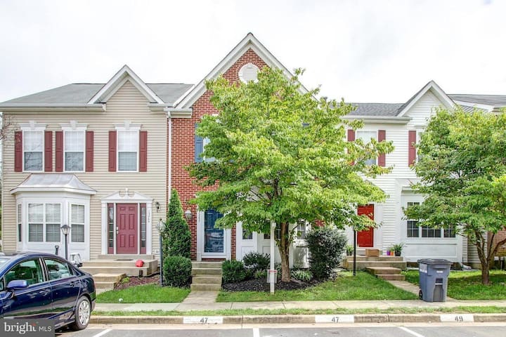 Increadibly Affordable, Beautiful Home In Nova - Gainesville, VA
