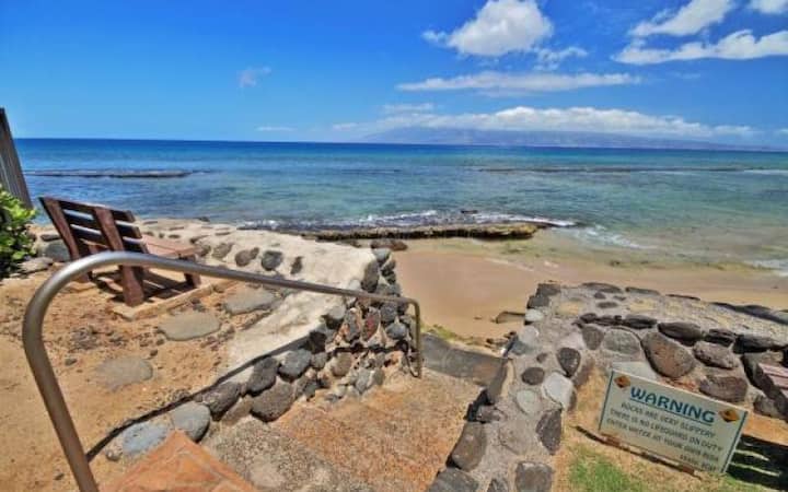Beachfront/oceanfront Condo, Walk To Everything! - Lahaina Beach, HI