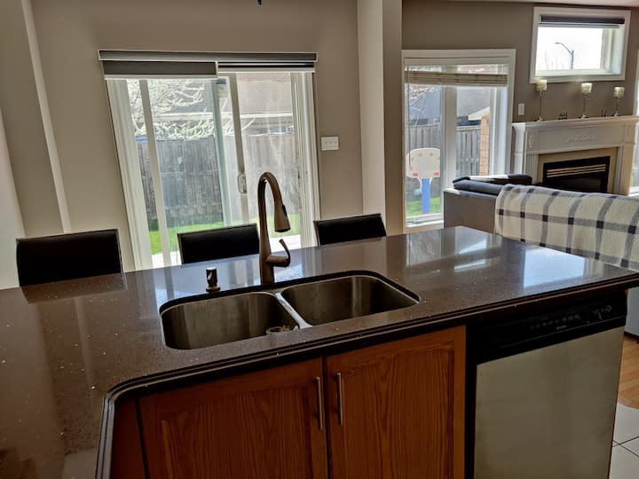 Full 4 Bedroom Home For Family Get Away. - Brampton