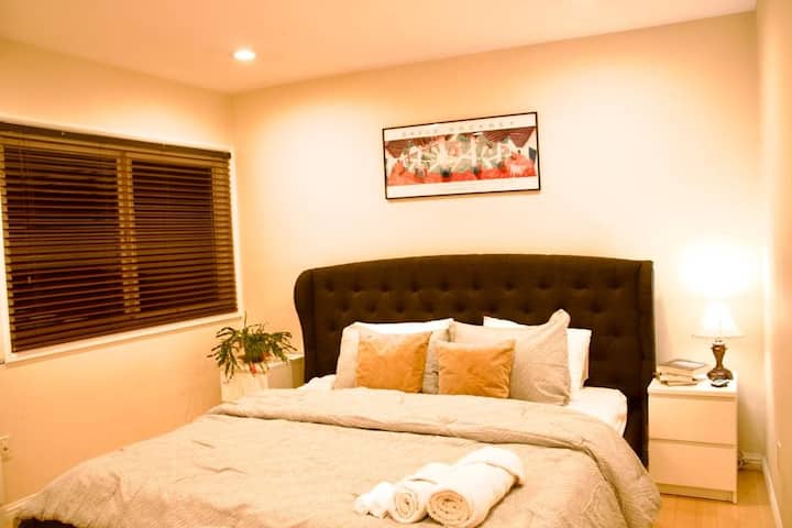King Bed In Hilltop House - Westlake Village, CA