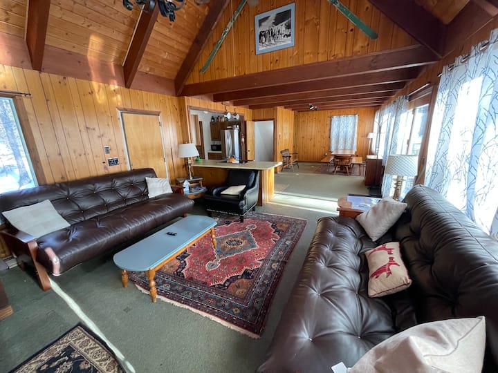 Classic Chalet W/hot Tub + King Beds, Mtn 5 Mins - Killington