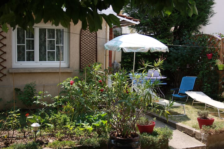 Studio Dans Le Jardin Des Propriétaires . - Cachan