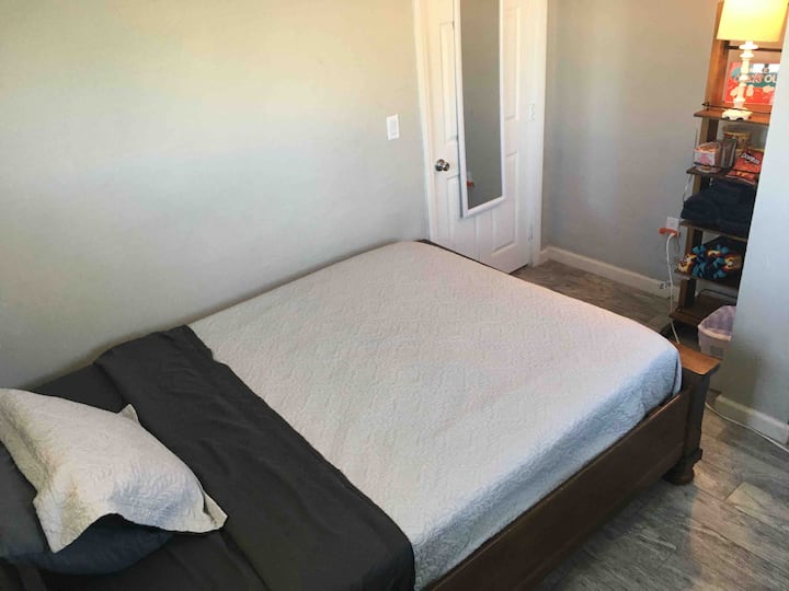 Cozy Wee Room To Suit Your Comfy & Secure Needs - Coachella, CA