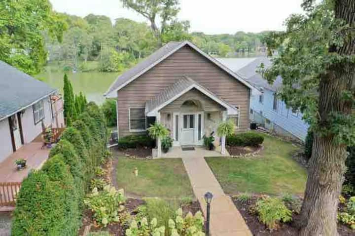 Cheerful Lakefront Cottage With Outdoor Fire Pit - Cedar Lake, IN