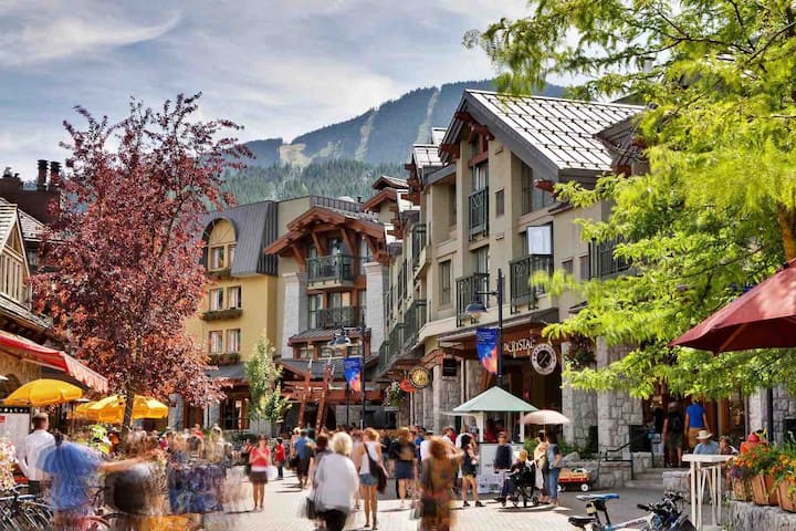 Heart Of Village Stroll With Huge Terrace - Whistler