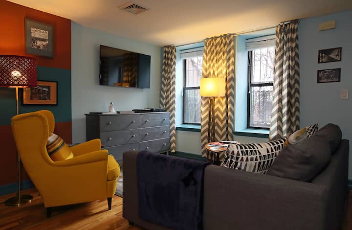 Stylish & Inviting Brownstone Apt, Close To Subway - New York City