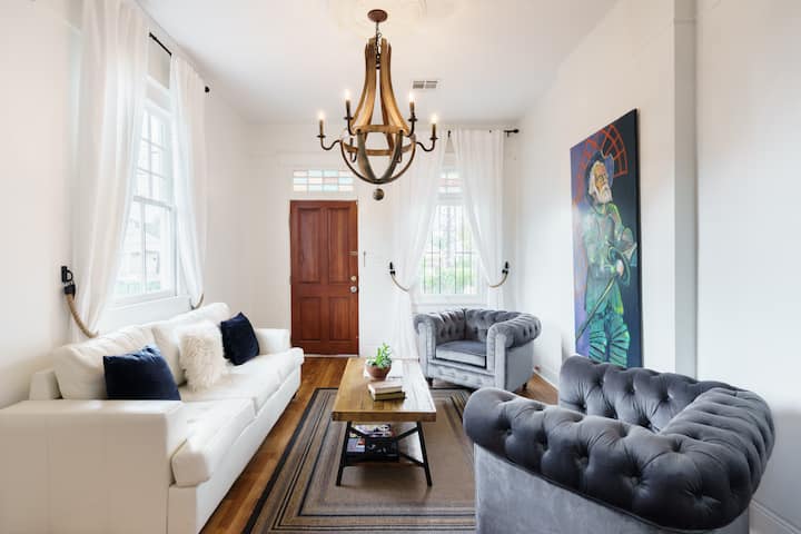 Modern Victorian House With Relaxing Courtyard - Chalmette, LA