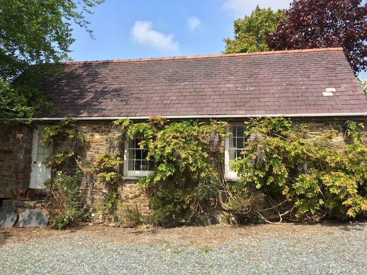 Middlelands Cottage, Cresselly, Pembrokeshire - Carew Castle & Tidal Mill